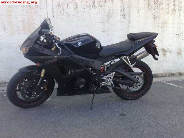 Vendo Yamaha R6. Negra. 3000 Km. con topes de caida. Impecab